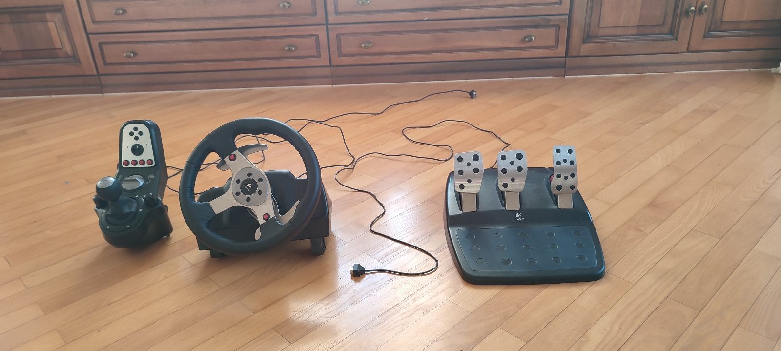 logitech g25 volan, menjalnik in pedala