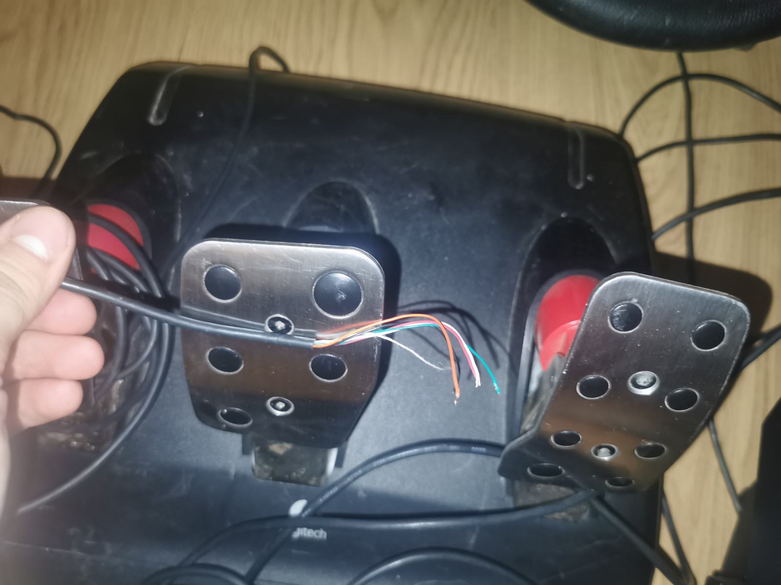 Logitech g25 volan, menjalnik pedala