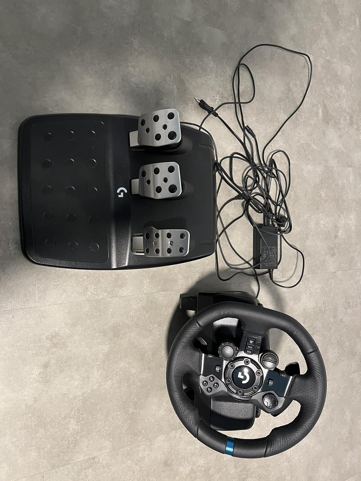 Logitech G923 volan in pedala