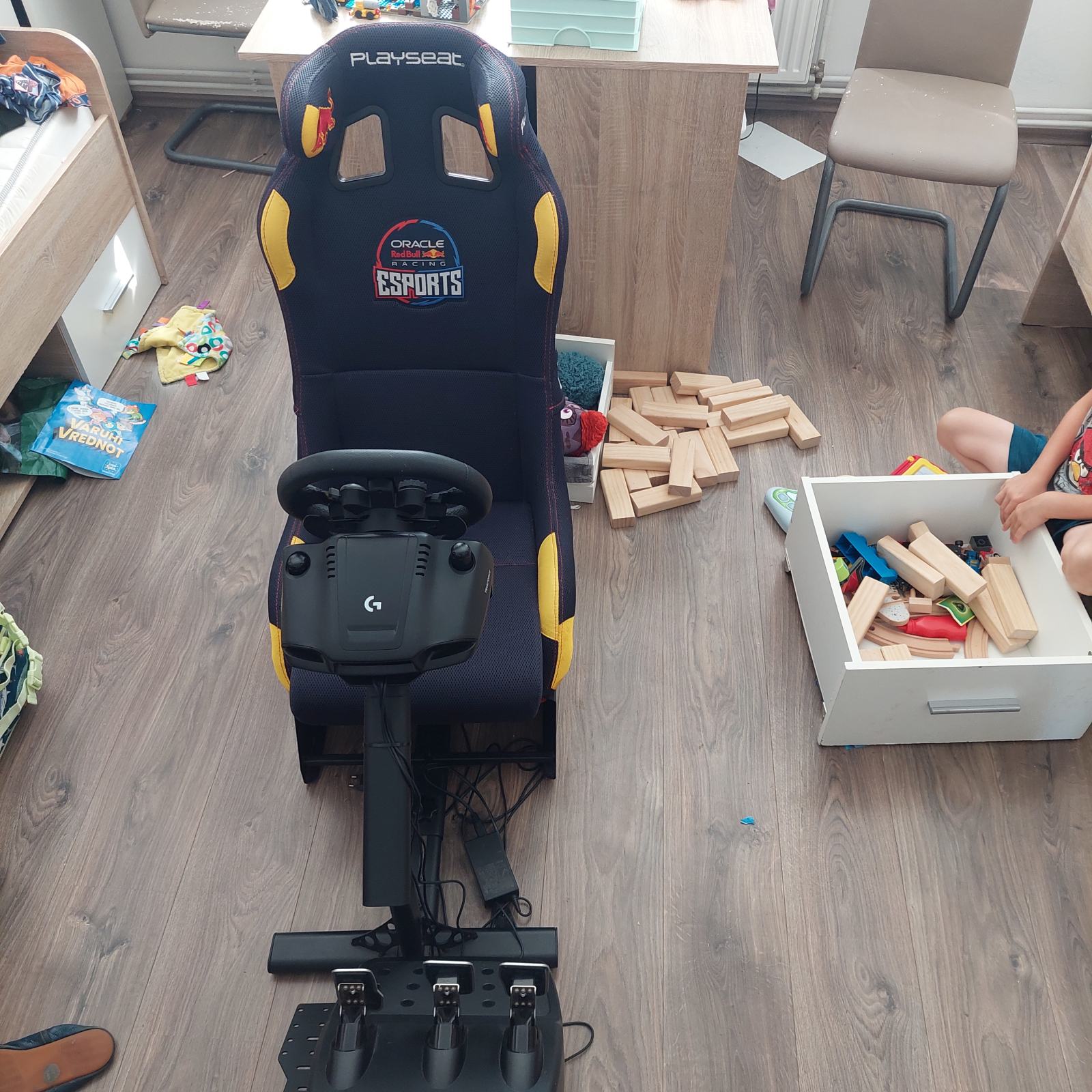 PS5 volan logitech G923 + sedez playseat redbull limited edition