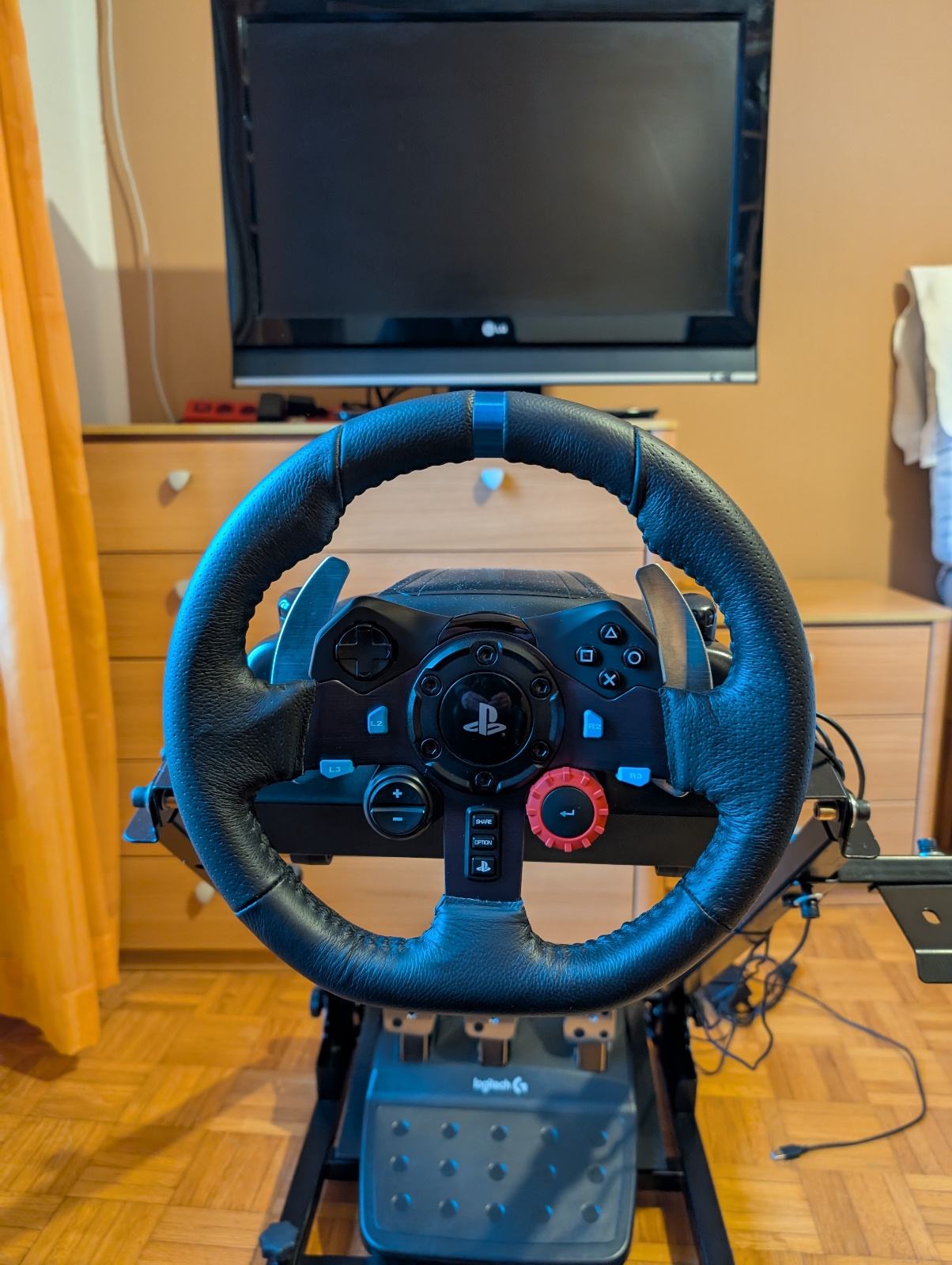 Racing simulator + volan Logitech g29 + PlayStation 4 slim + igre