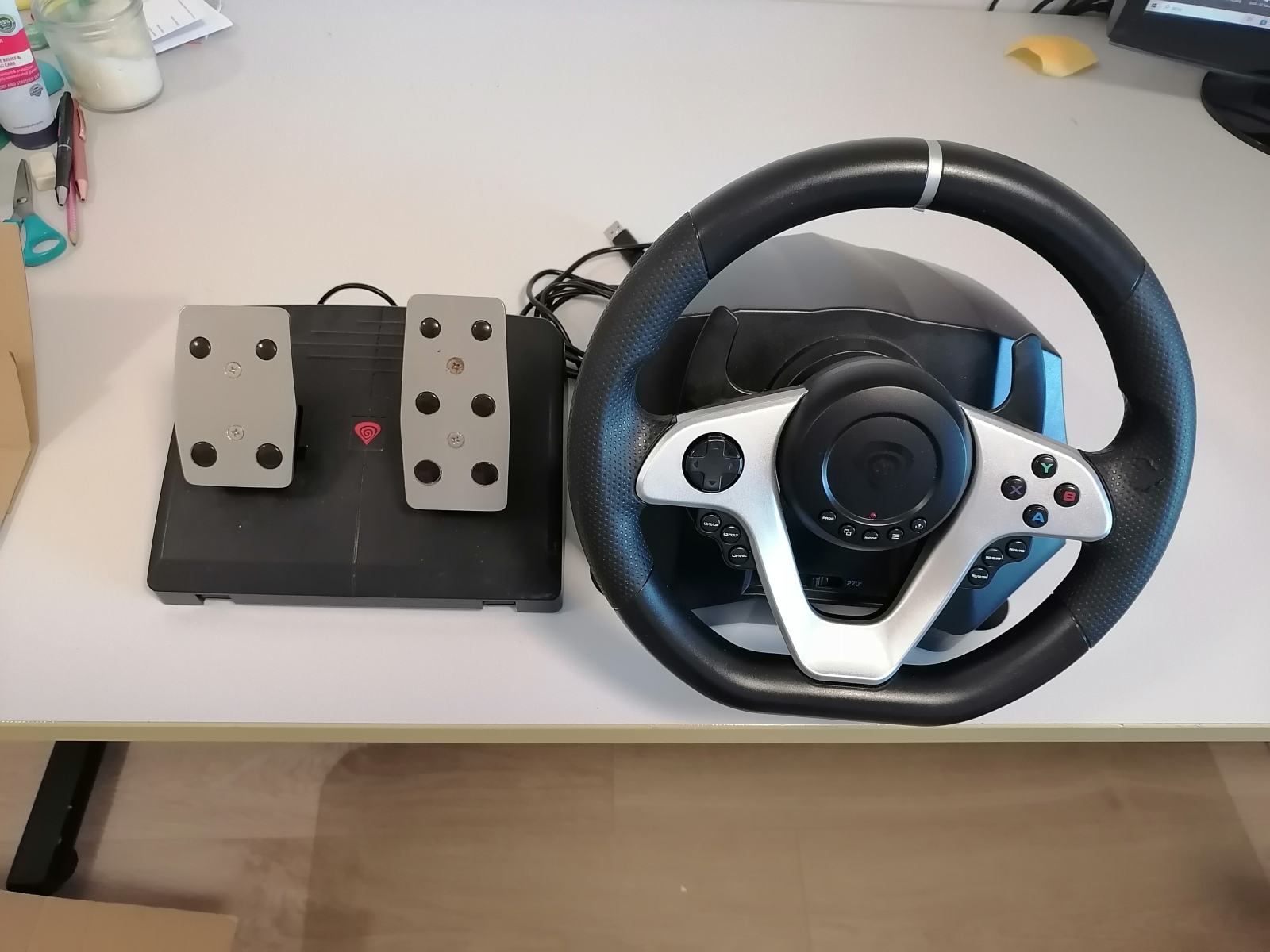 Volan in pedala Genesis Seaborg 400 za xbox in Playstation