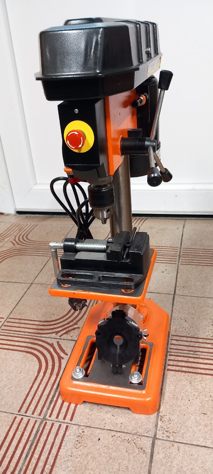 Namizni stoječi vrtalni stroj