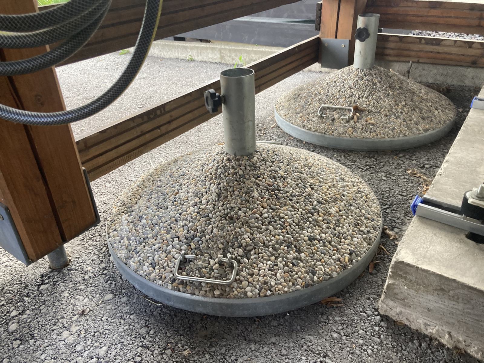Betonski podstavek za senčnik 60cm, kot nov, 2 kosa