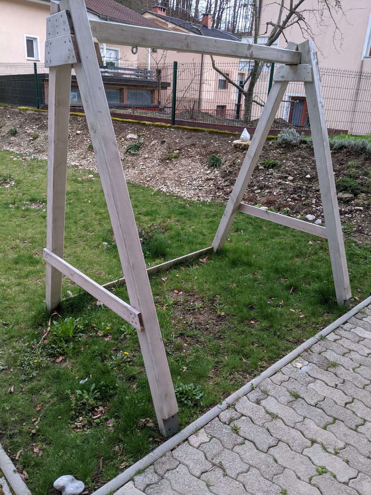 lesena gugalnica gnezdo