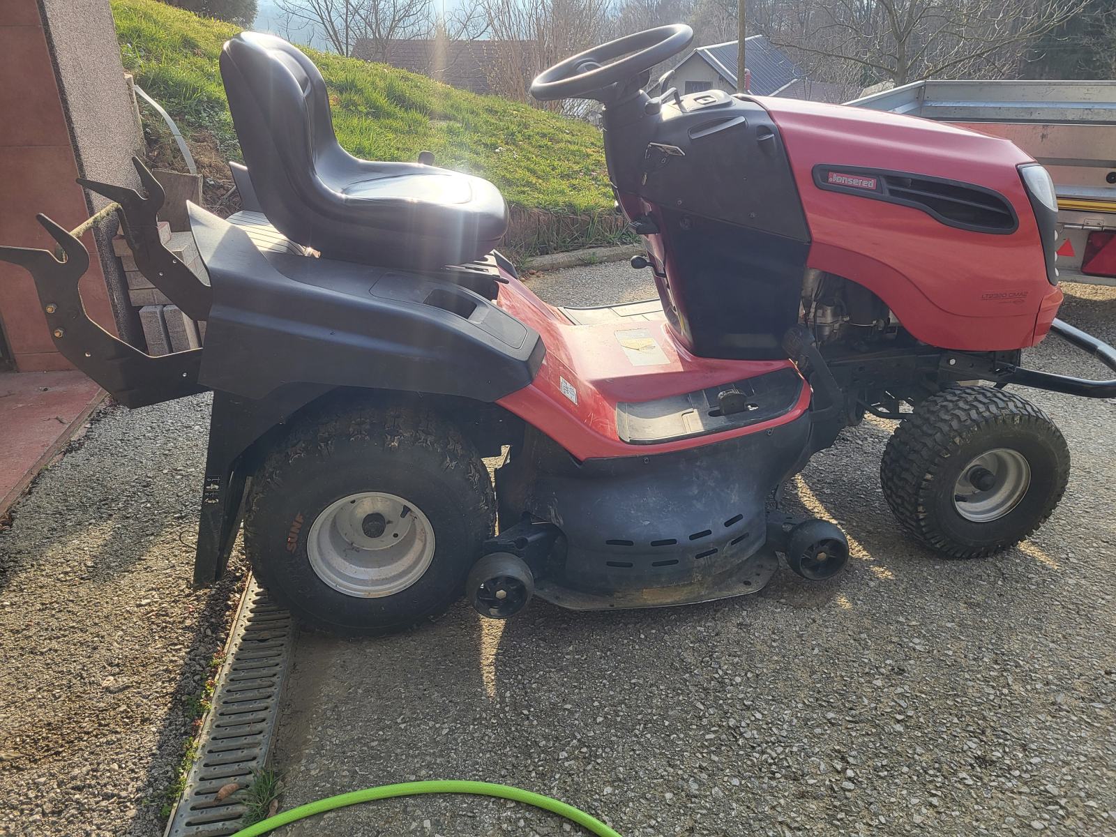Vrtni traktor Jonsered