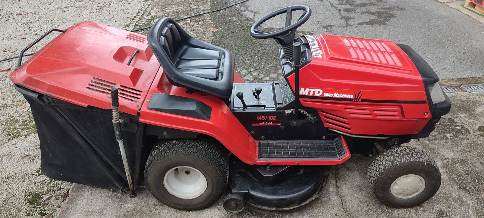 Vrtni traktor MTD e145