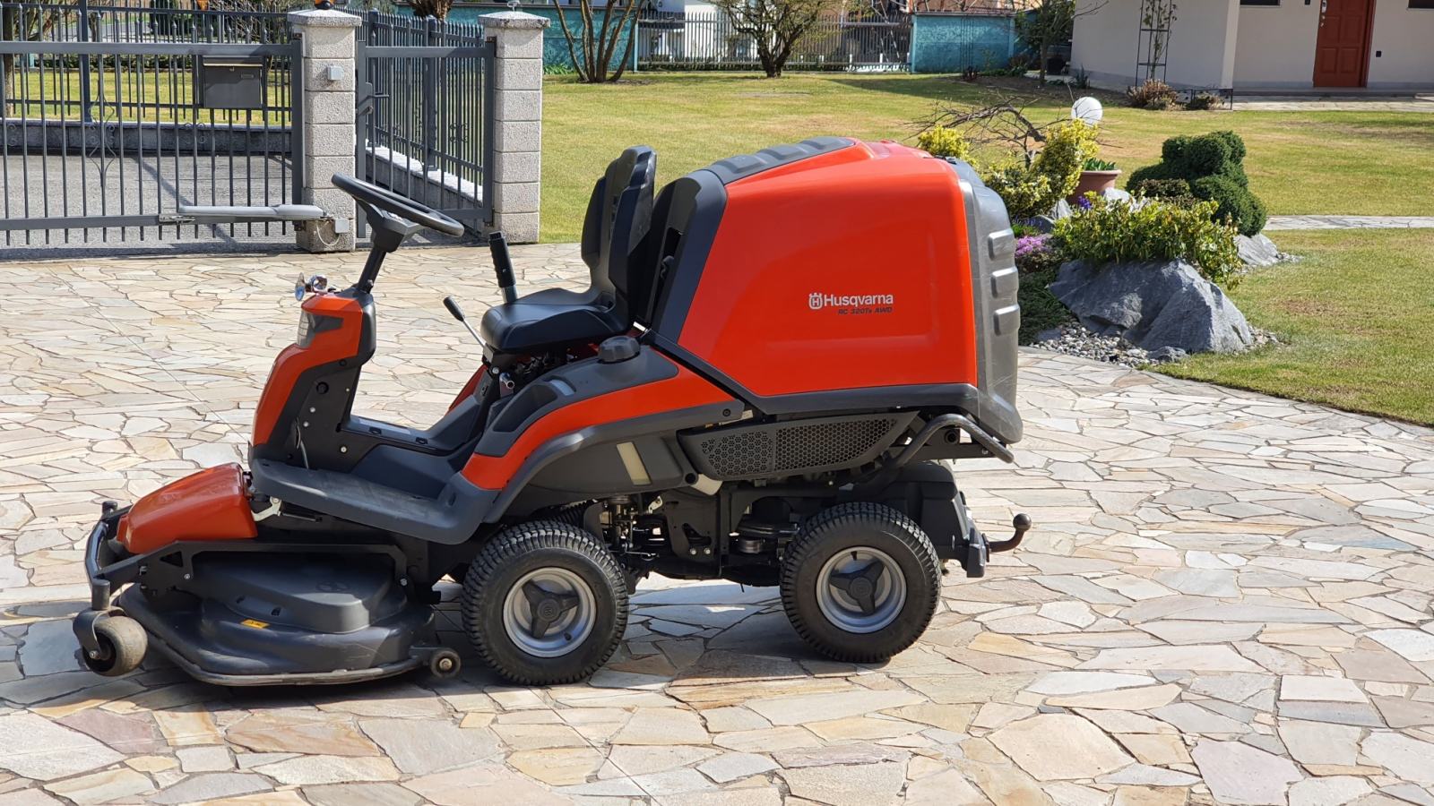 VRTNI TRAKTOR HUSQVARNA RIDER RC Ts AWD S KOŠEM