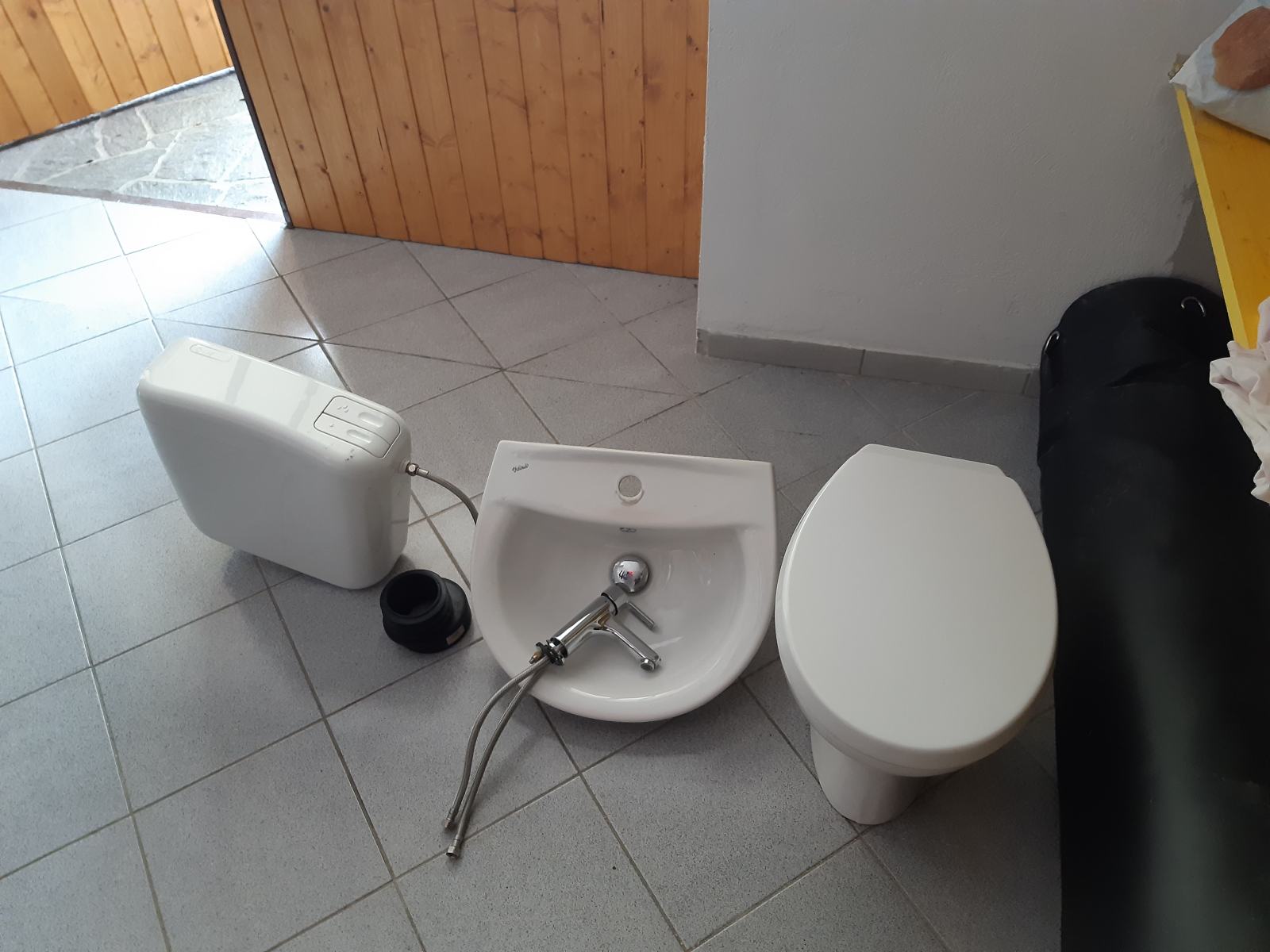 WCškoljka,splakovalnik,lijak in armatura