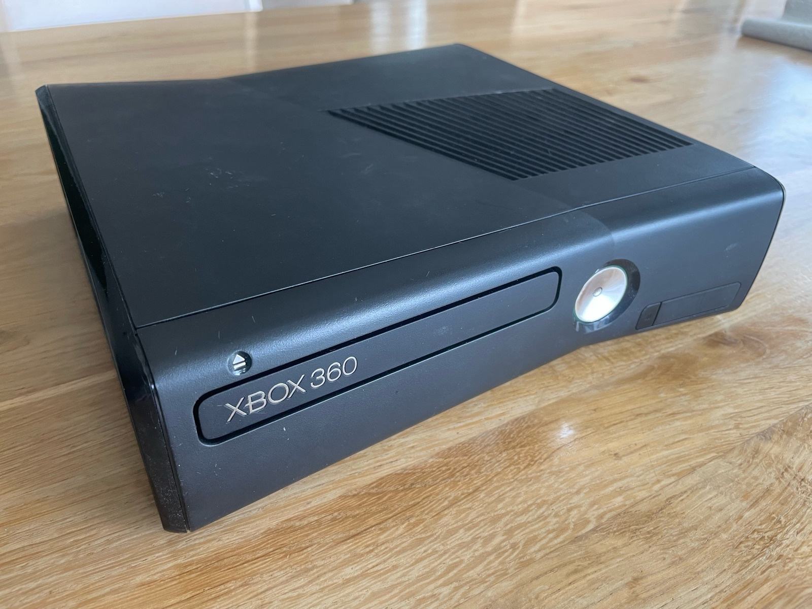 Xbox 360 slim 250Gb za dele