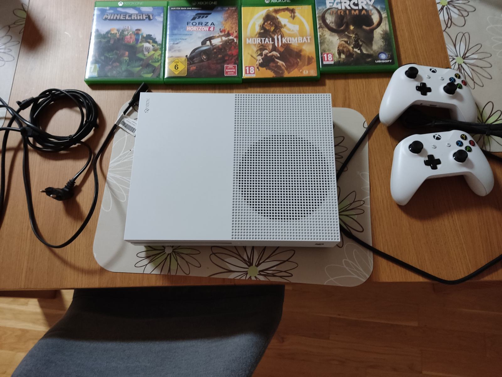 Xbox 1 2 kontrolerja 4 igrice
