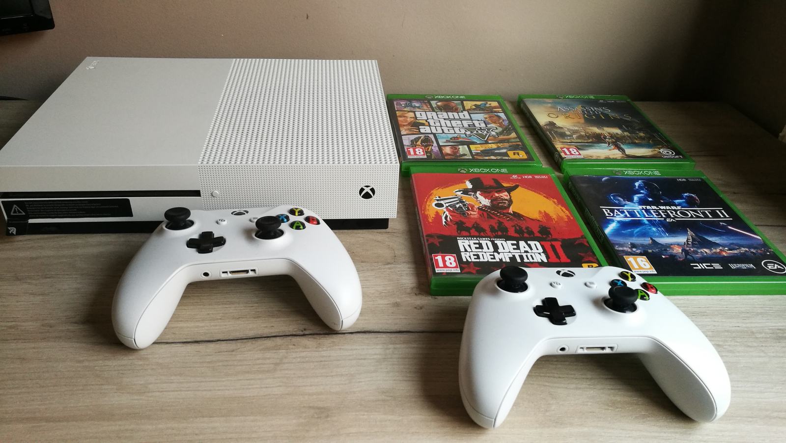 Xbox one S, s dvema kontrolerjema