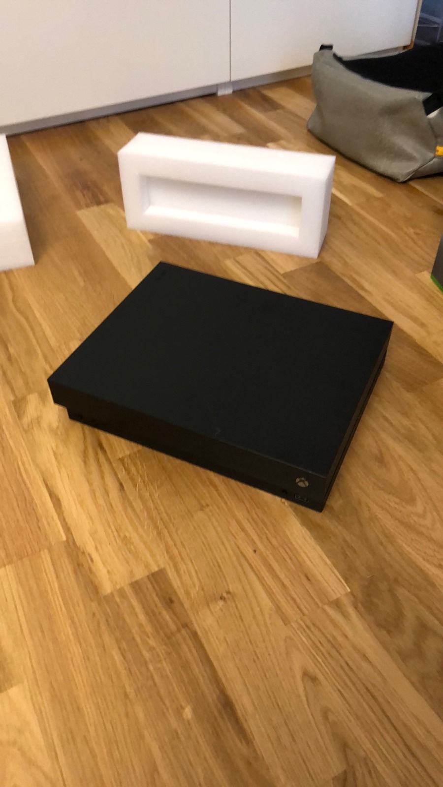 XBOX ONE X 1tb KOT NOV + DVE IGRI