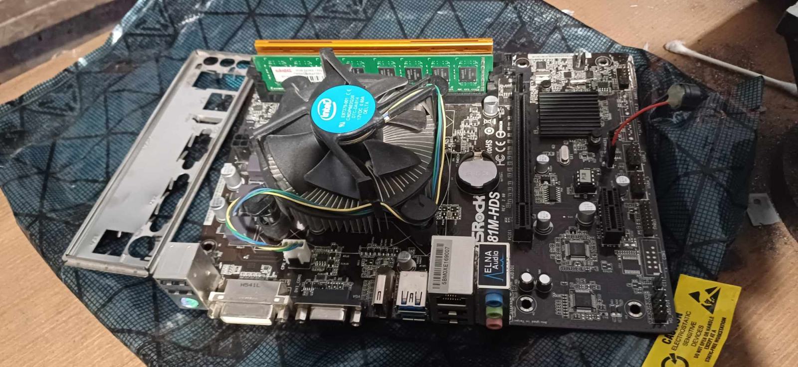 Asrock H81m-hds+CPU Intel Core i7 4770,16GB DDR3,+cooler+io shield