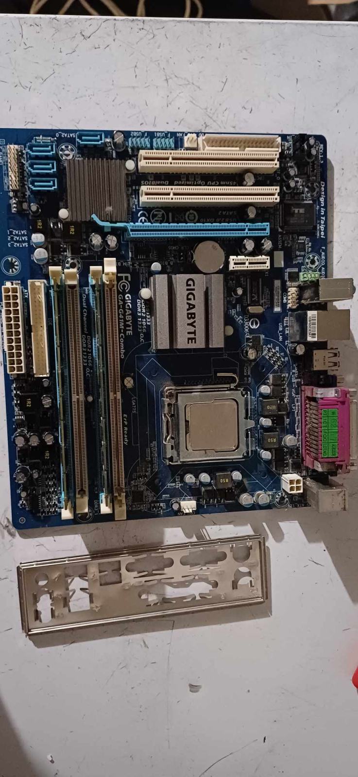 Matična Gigabyte G41M-COMBO+CPU C2D E8400+4GB DDR3+io shield