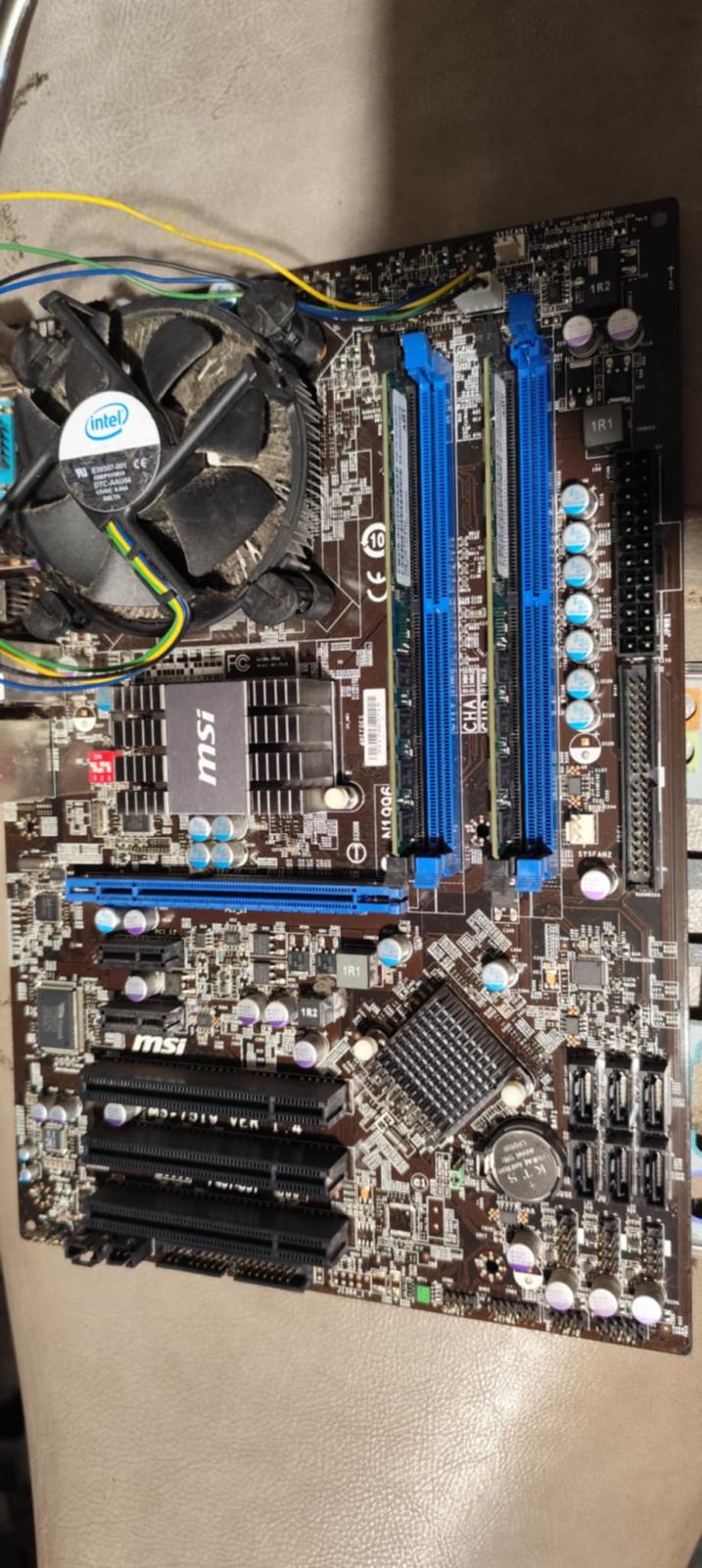 Matična MSI P43-C51+CPU Quad Q8400+4GB ram+cooler+io shield