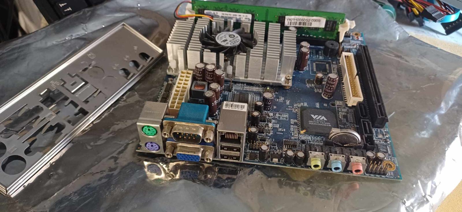 MINI ITX plošča VIA + cpu 1.6ghz+2GB ram+io shield