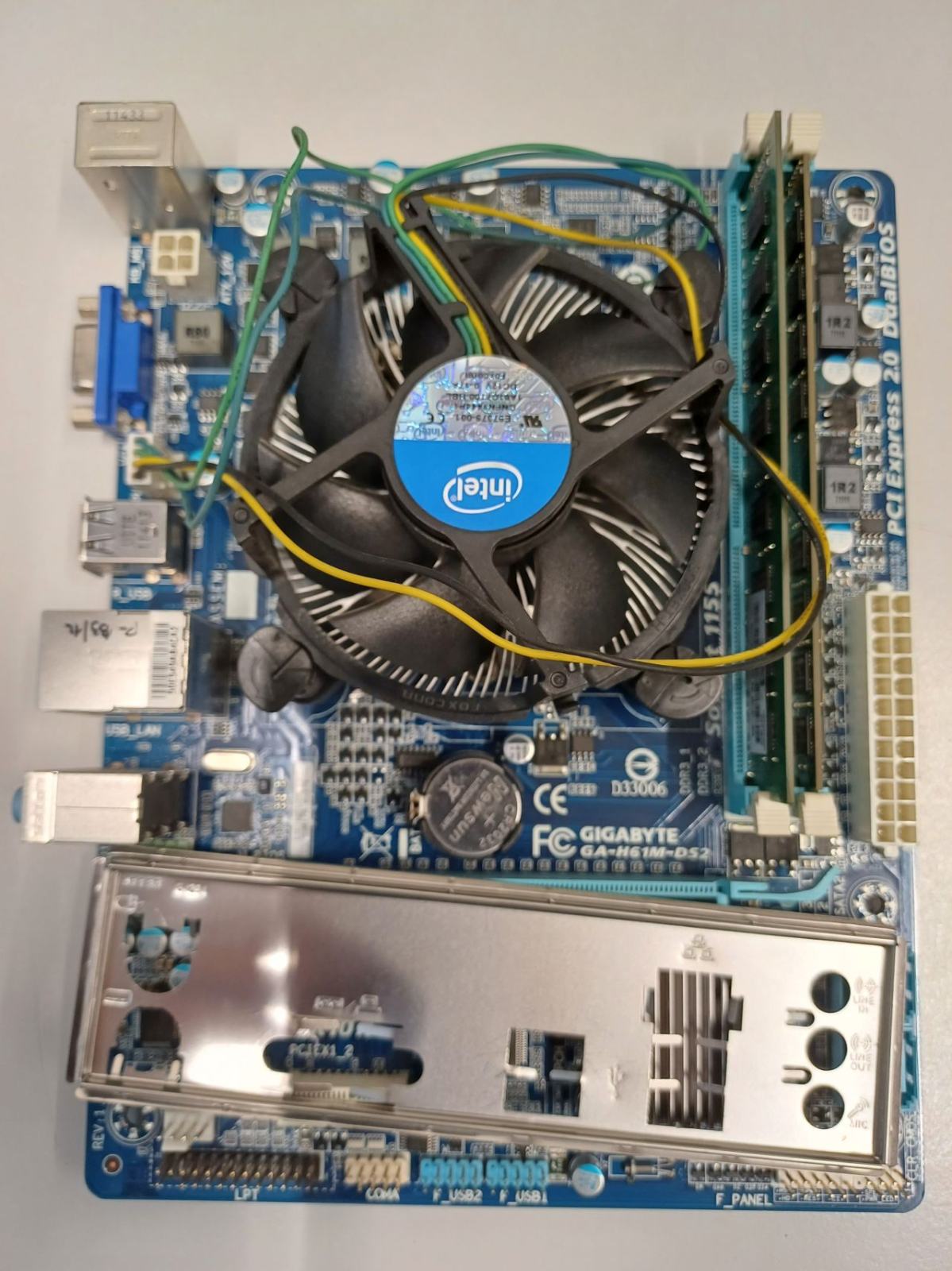 Osnovna plošča Gigabyte H61M-DS2 + i5-2400 + 4Gb RAM