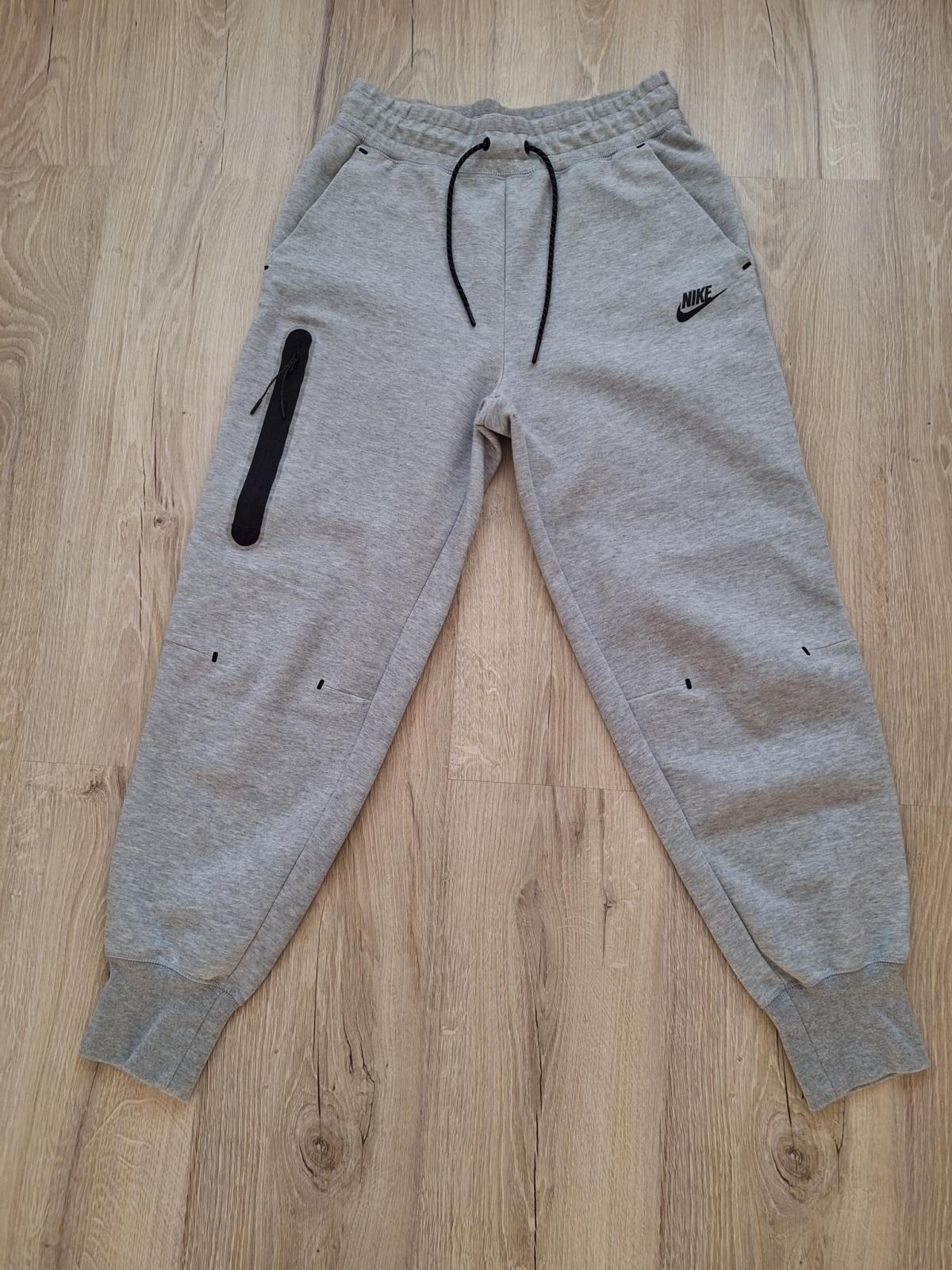 NIKE TECH FLEECE