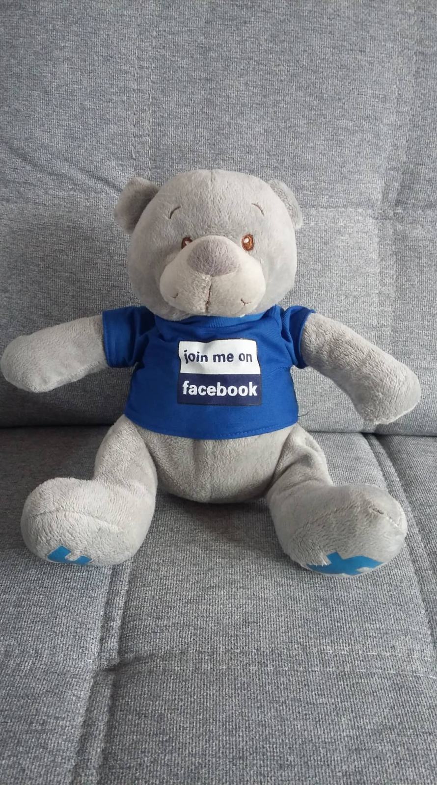 Plišasti medvedek z reklamo za Facebook
