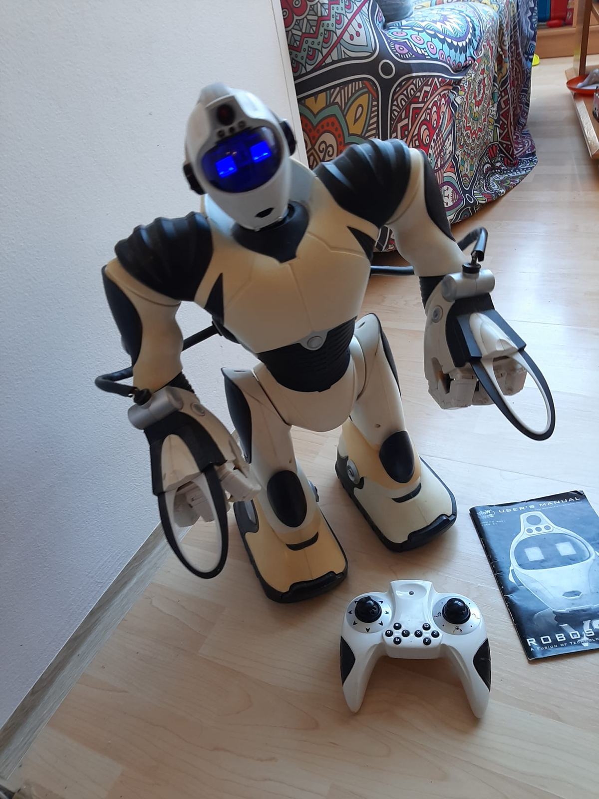 Robot Robosapien V 2 humanoidni robot z ogromno funkcijami