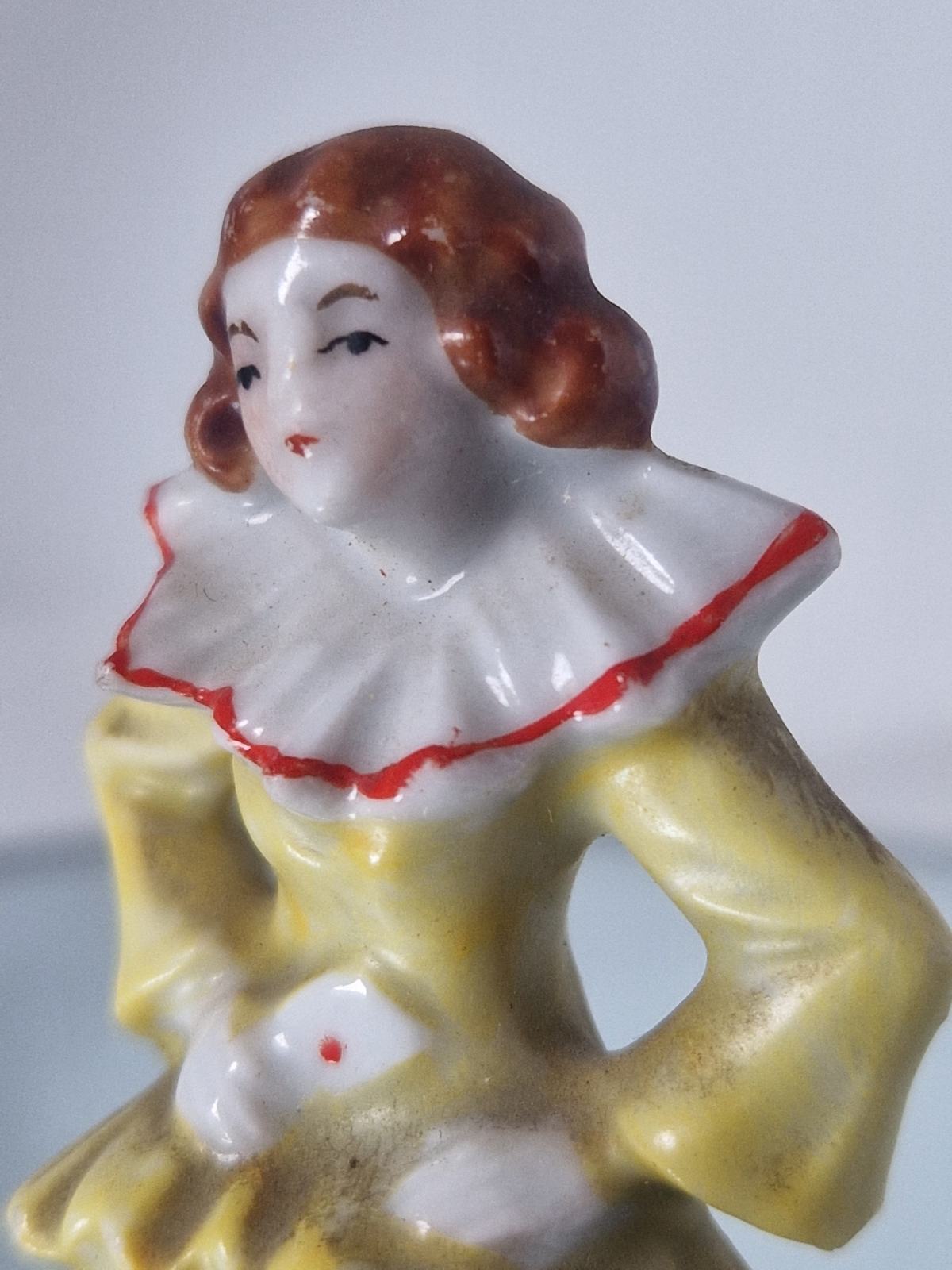 Figura iz porcelana z oznako