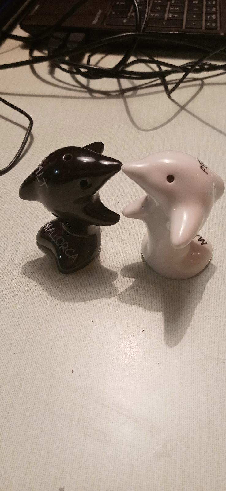 SOLNICA, DELFIN. DELFINA ZALJUBLJENA Y NG - YANG KERAMIČNA
