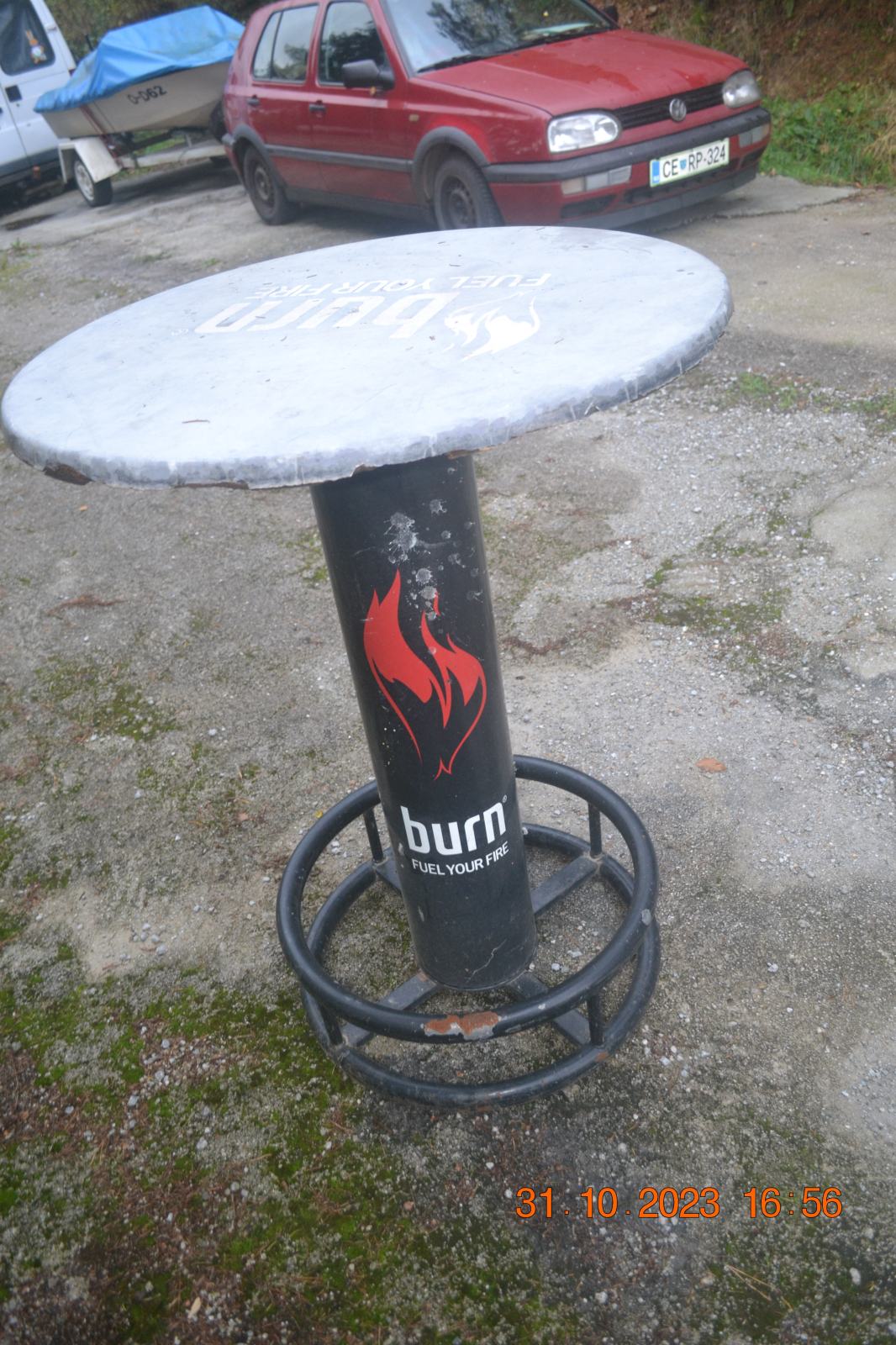 Visoka reklamna miza, pijače Burn cena: 50 EUR, tel: 070 310 300.