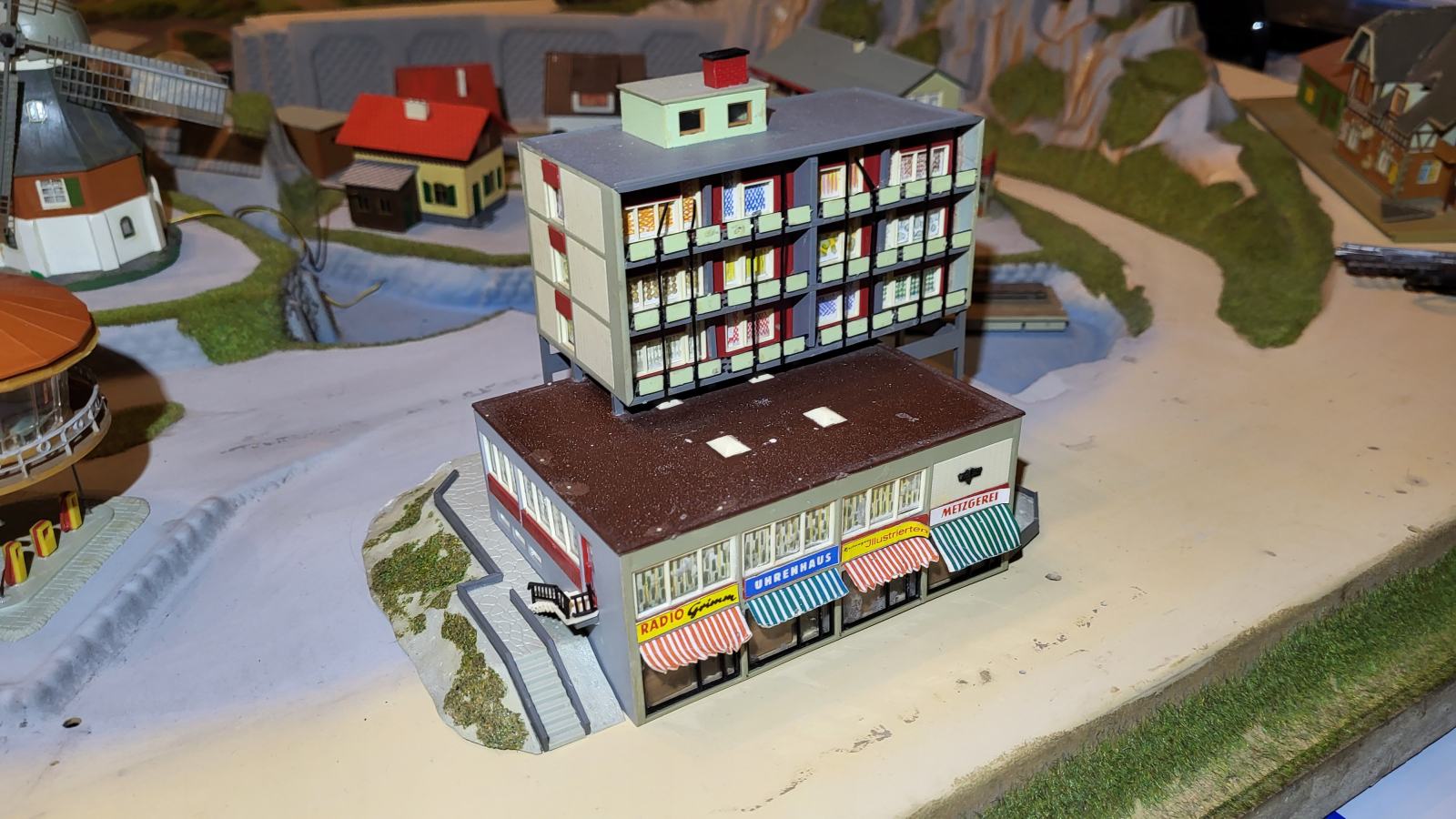 Faller 92801 Holiday Inn v merilu HO