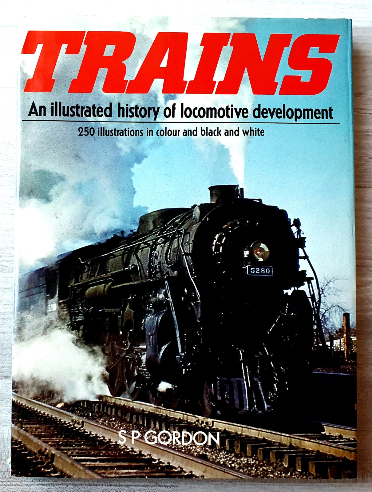 TRAINS : AN ILLUSTRATED HISTORY OF LOCOMOTIVE DEVELOPMENT