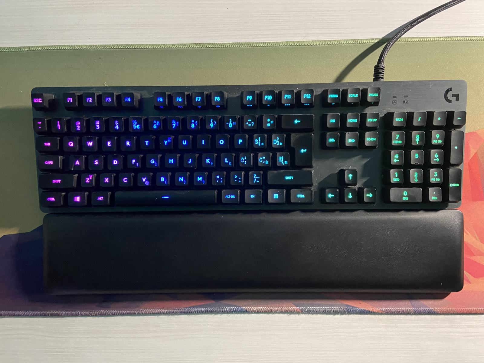 Tipkovnica LOGITECH G513 Carbon Linear + naslonilo