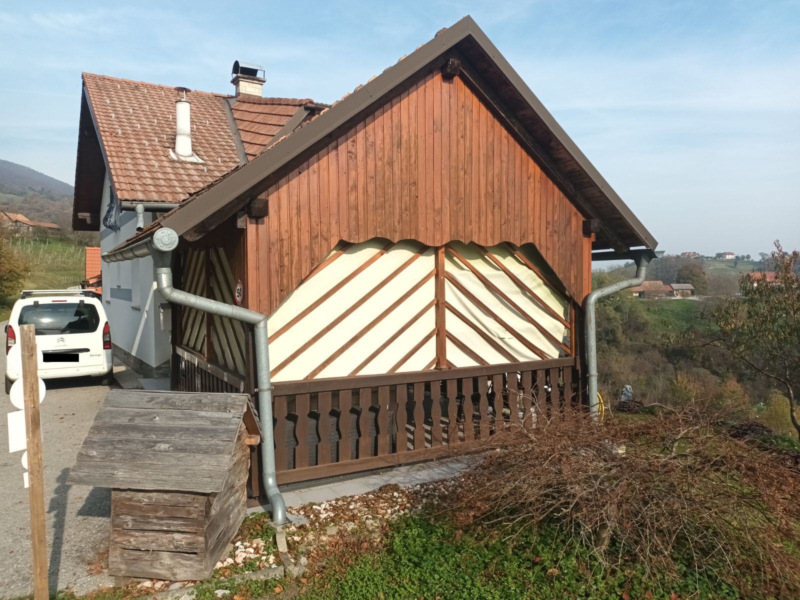 Leseni nadstrešek s kritino