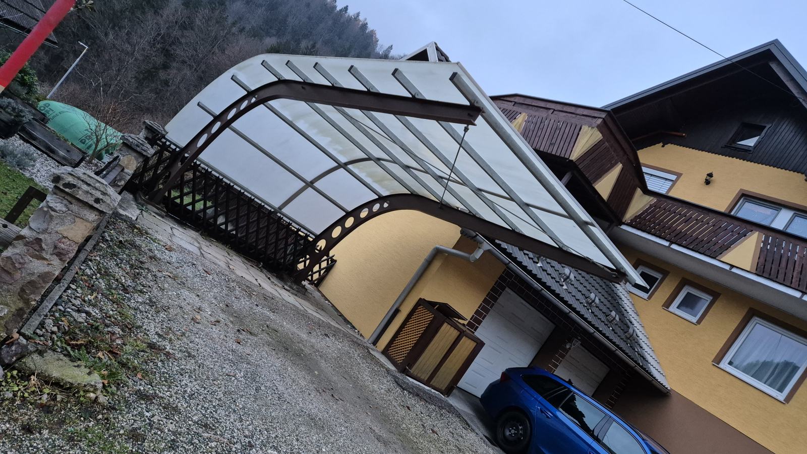 RABLJEN KOVINSKI NADSTREŠEK