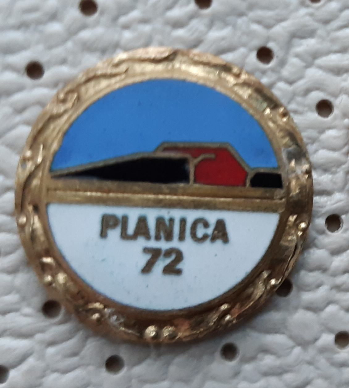 Značka Planica 1972 zlata rdeč pulover Kataloška št. 94