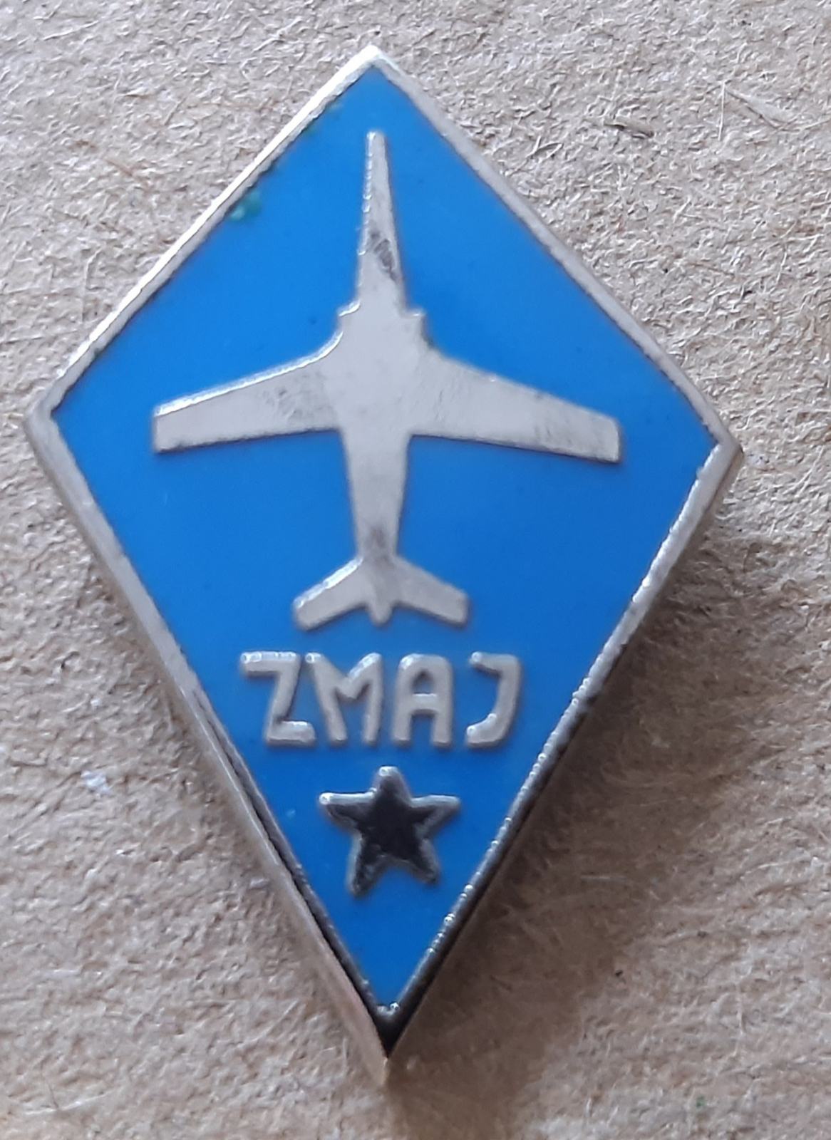 Značka Tovarna letal Zmaj emajlirala letalo