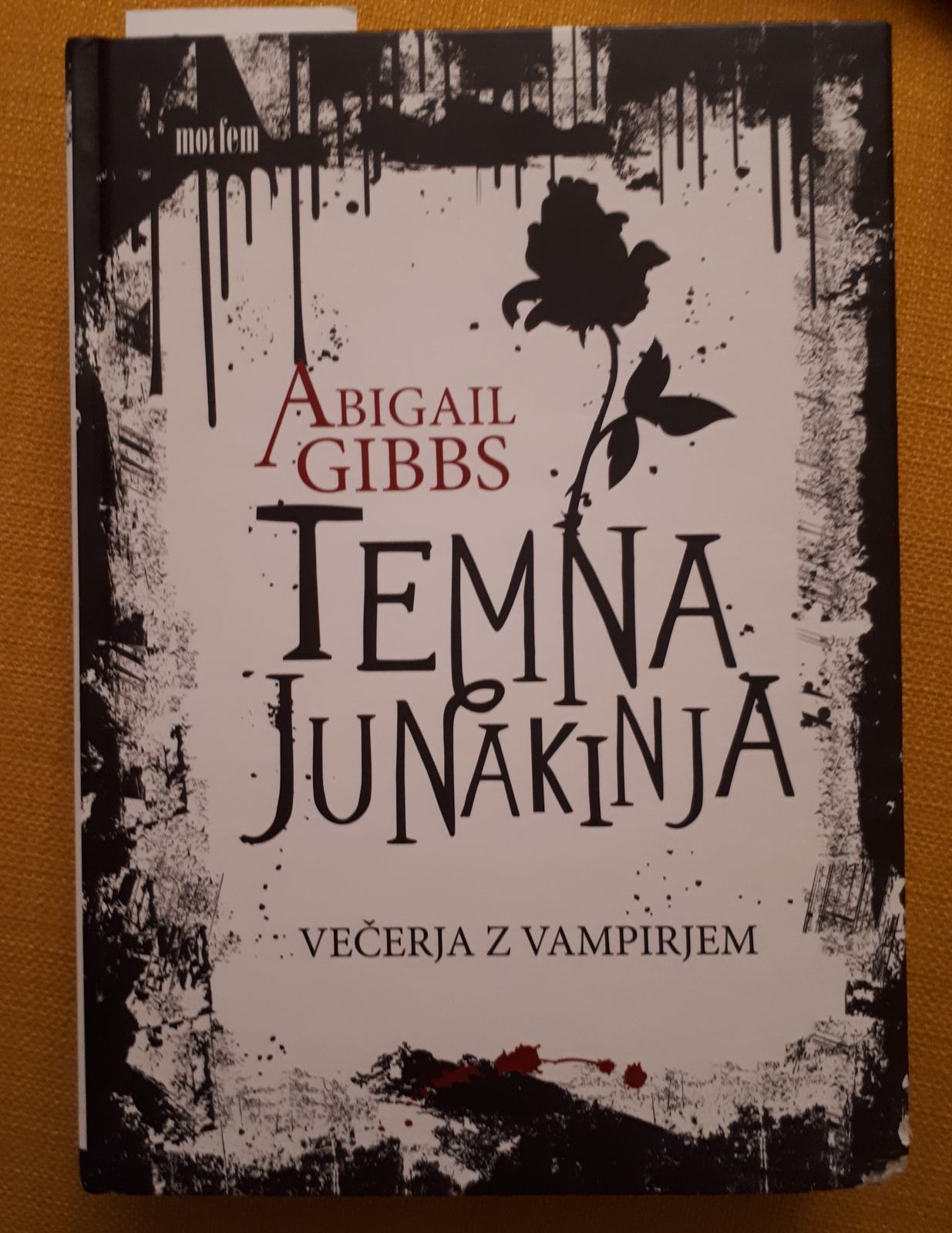 Abigail Gibbs: Temna junakinja - večerja z vampirjem