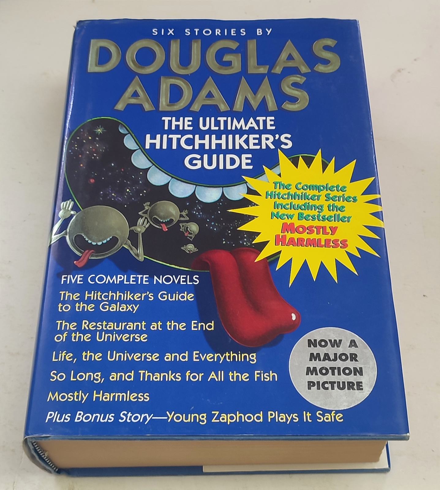 THE ULTIMATE HITCHHIKERS GUIDE - Douglas Adams